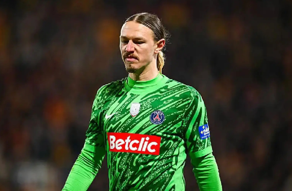 PSG : Matvey Safonov, l’heure du départ approche pour le gardien